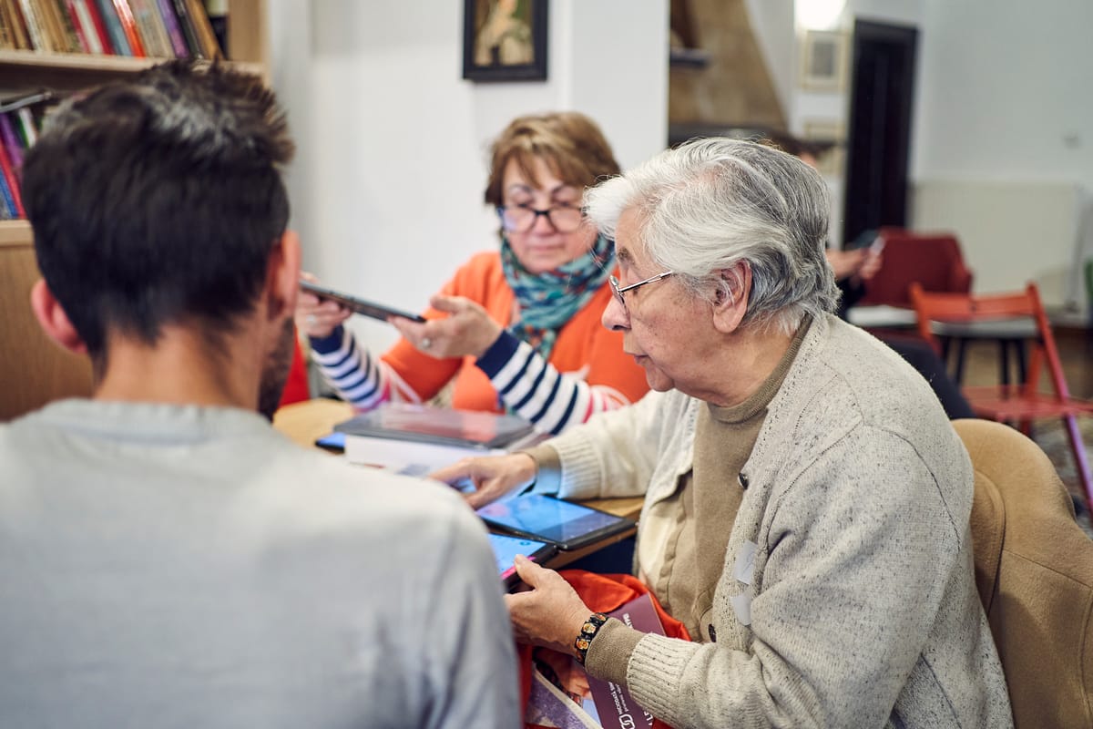 Vârstnici mereu conectați (Digitalizare pentru bunici)-Asociația ...